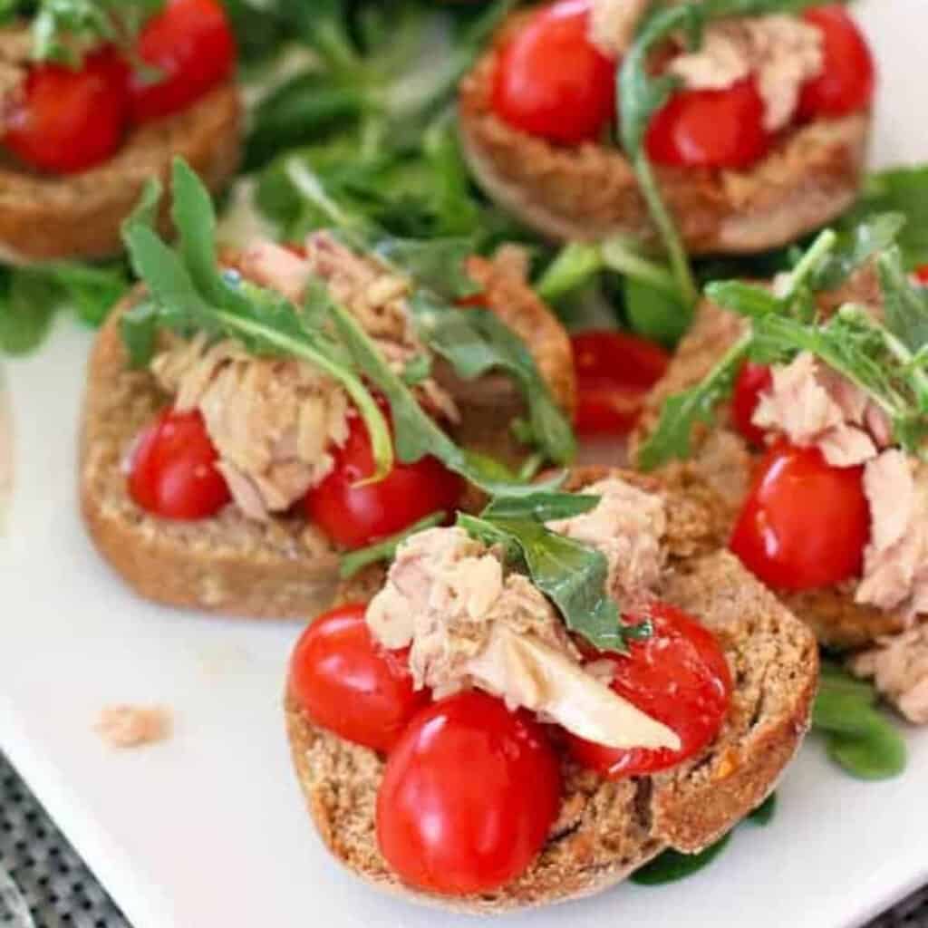 Easy Tuna Toast With Tomatoes and Arugula - Vindulge