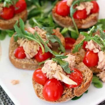 Easy Tuna Toast With Tomatoes and Arugula - Vindulge